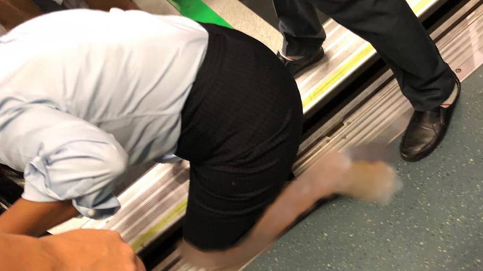 Women's leg got stuck between train platform